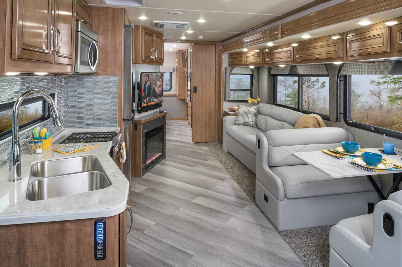 Fleetwood RV Motorhome Dimensions (2022 Models) – Folding Camper World